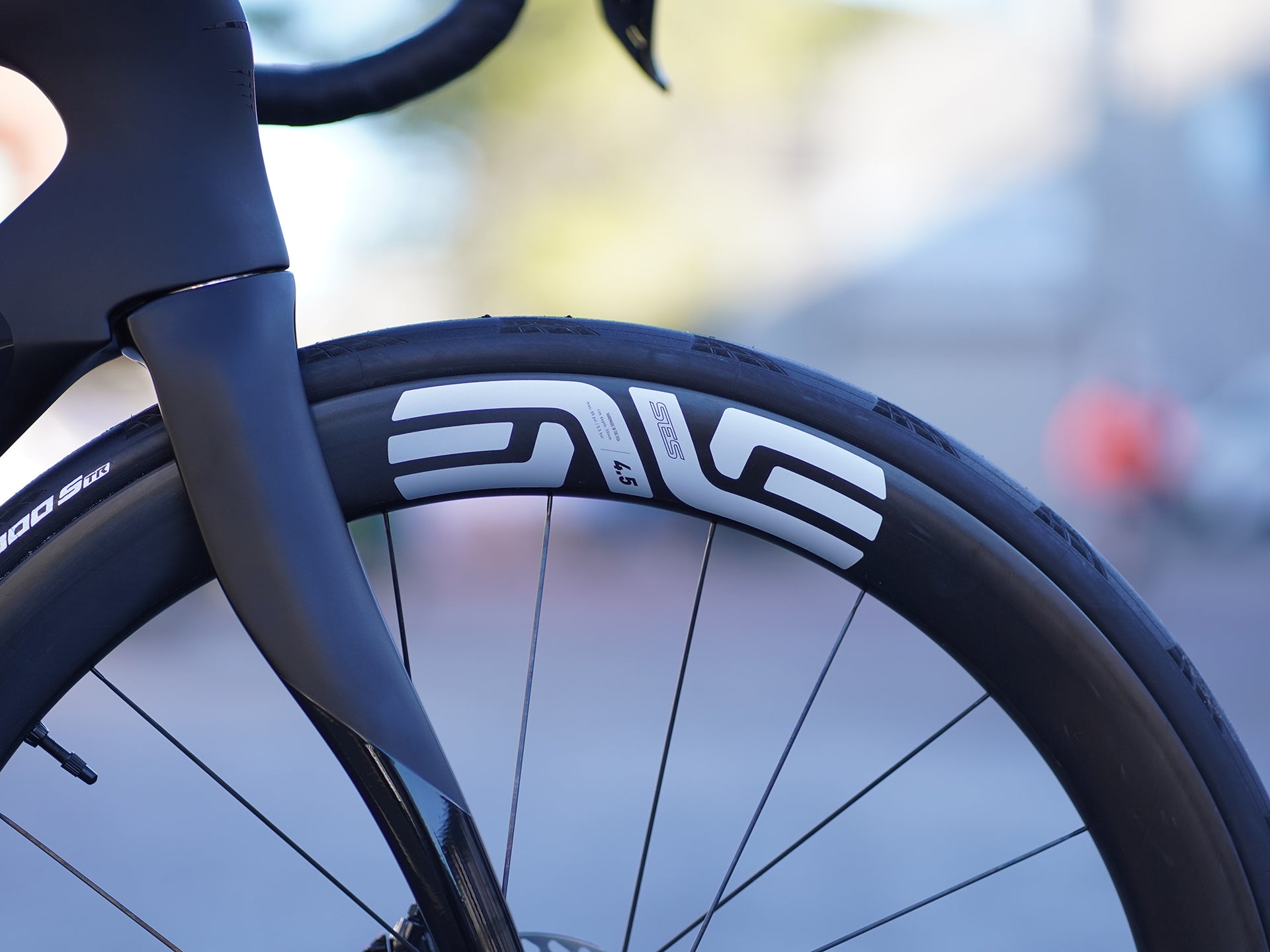 Pinarello Dogma F BoB with Custom Wheel Decals! – CCACHE